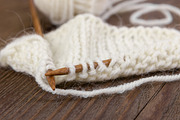 Knitting pattern of white yarn, a Background Photo by Nataliia Pyzhova