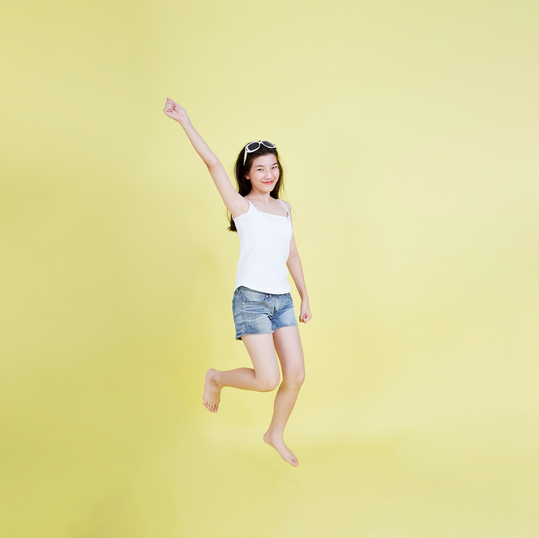 girl jump hand in mid-air, a Background Photo by 1981 Rustic studio kan
