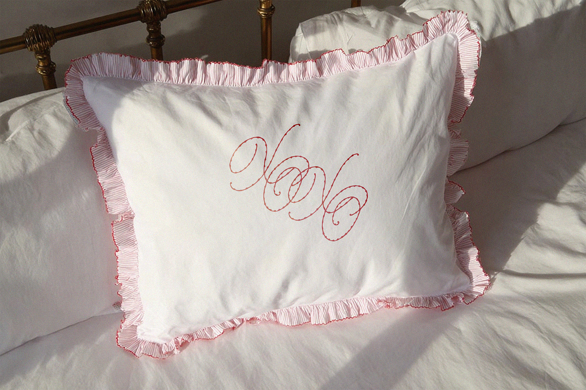 Echo Lace Delicate Script Font