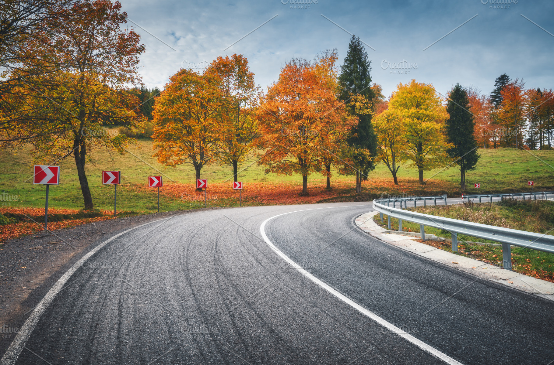 Road in autumn forest. Beautiful empty mountain roadway, a ...