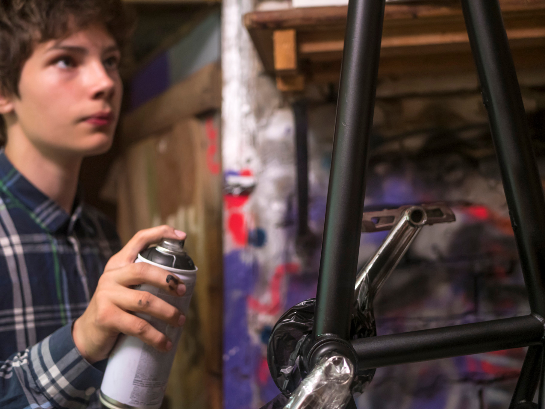 Close up hand of mechanic painting the bmx bicycle frame featuring ...