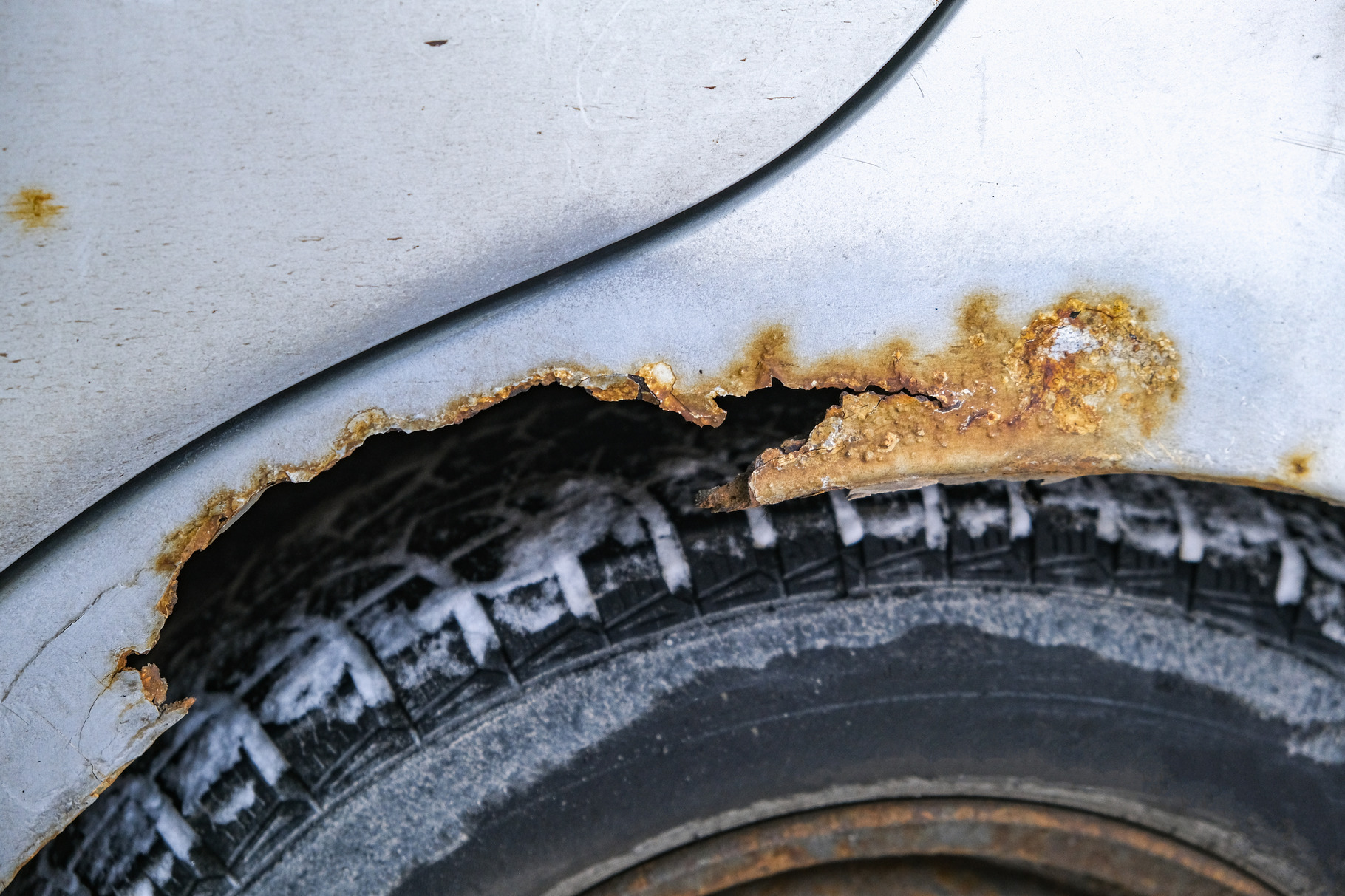 Rust on the door and fender the car. Consequences of salt, snow ...