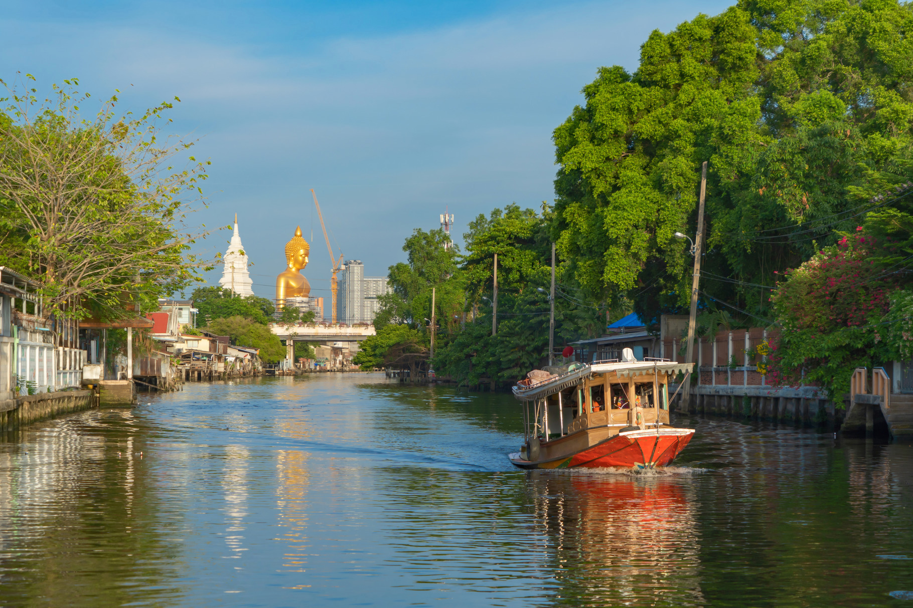 The Giant Golden Buddha in Wat Pakna, a Background Photo by Tampatra ...