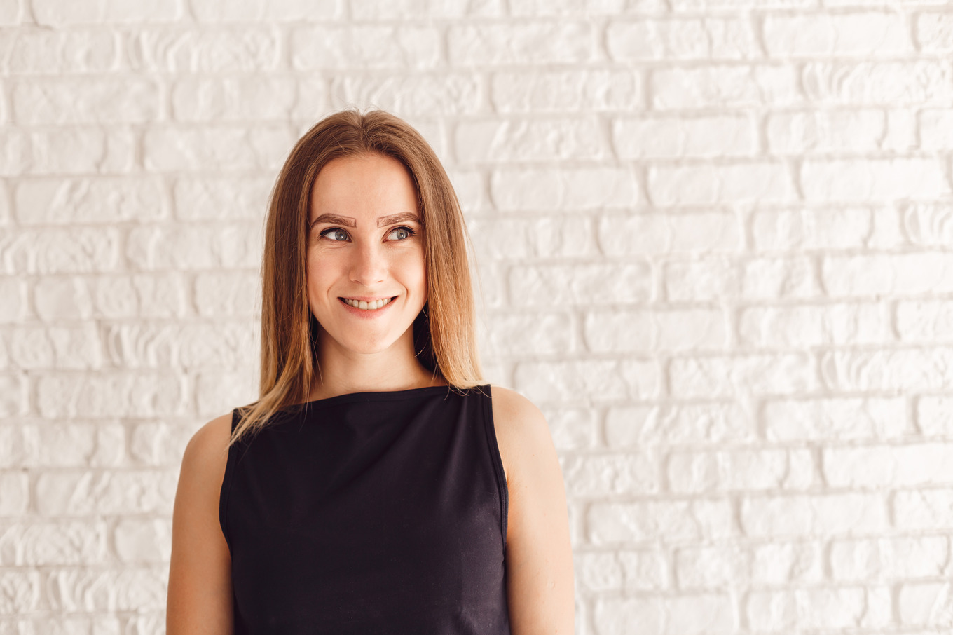 Portrait of a beautiful customer girl with a contour of a new shape of ...